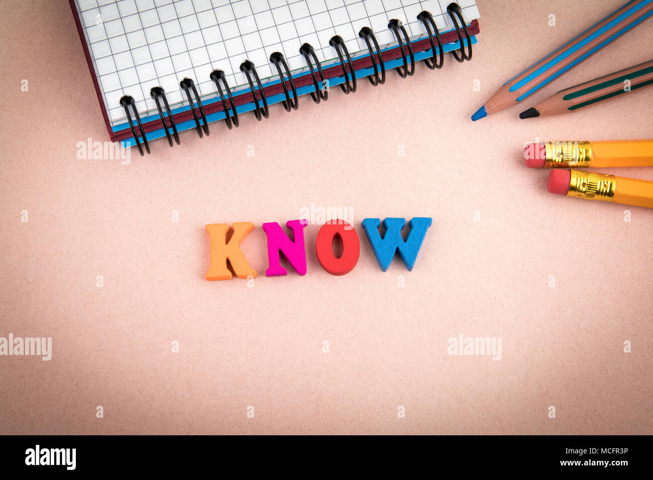 Know. Wooden letters on the office desk Stock Photo - Alamy