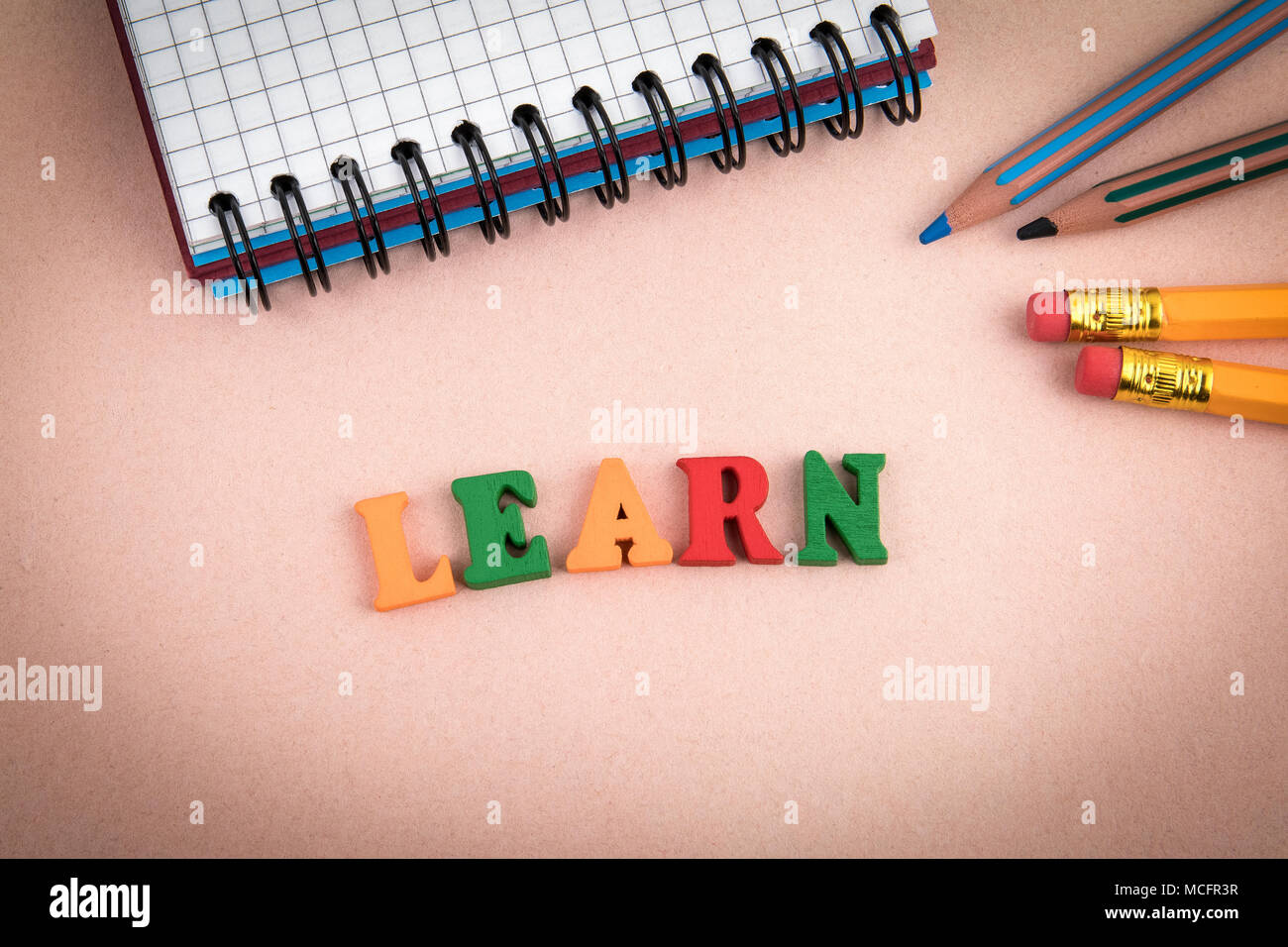 Learn. Wooden letters on the office desk Stock Photo - Alamy