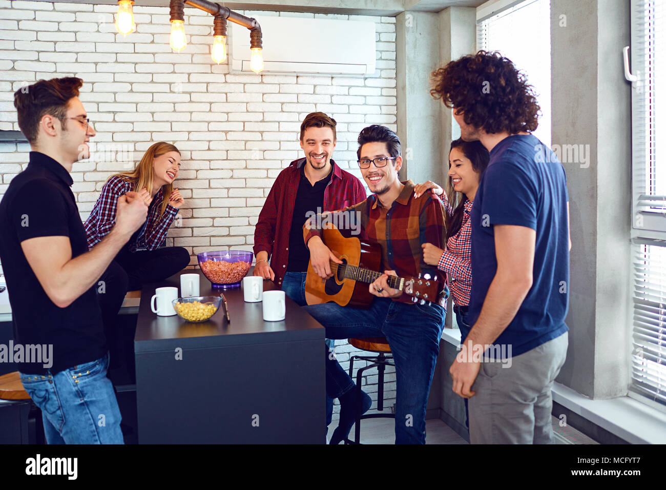Group of young people having fun hi-res stock photography and images ...