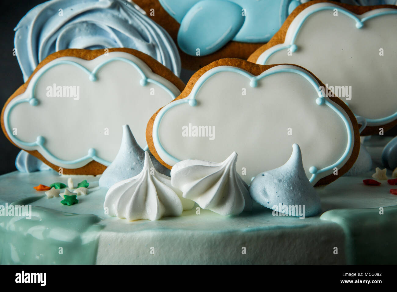 Cloud shaped cake hi-res stock photography and images - Alamy