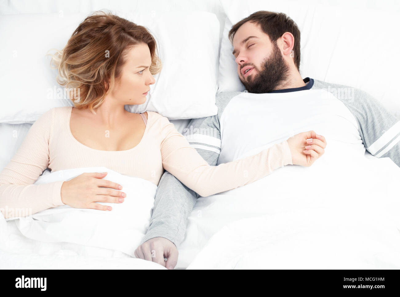 Snore noise. Couple in bed, man snoring and woman can't sleep Stock ...