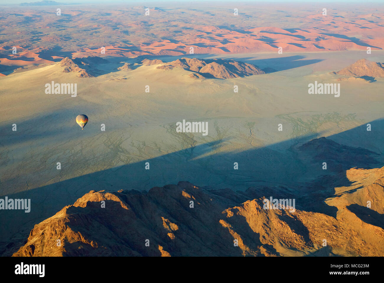 Hot air balloon over namib desert hi-res stock photography and images ...