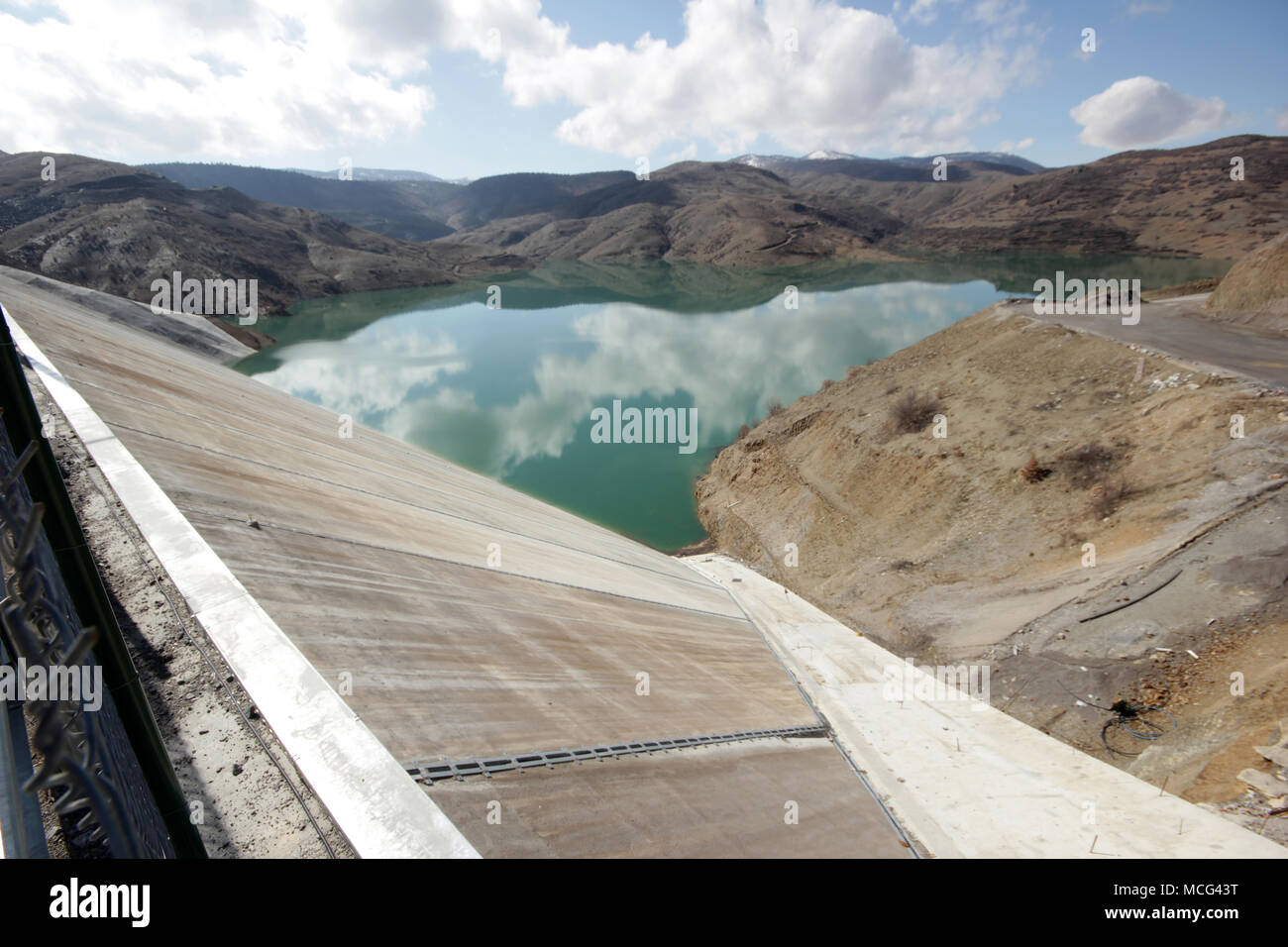 Biggest dam in the world hi-res stock photography and images - Alamy