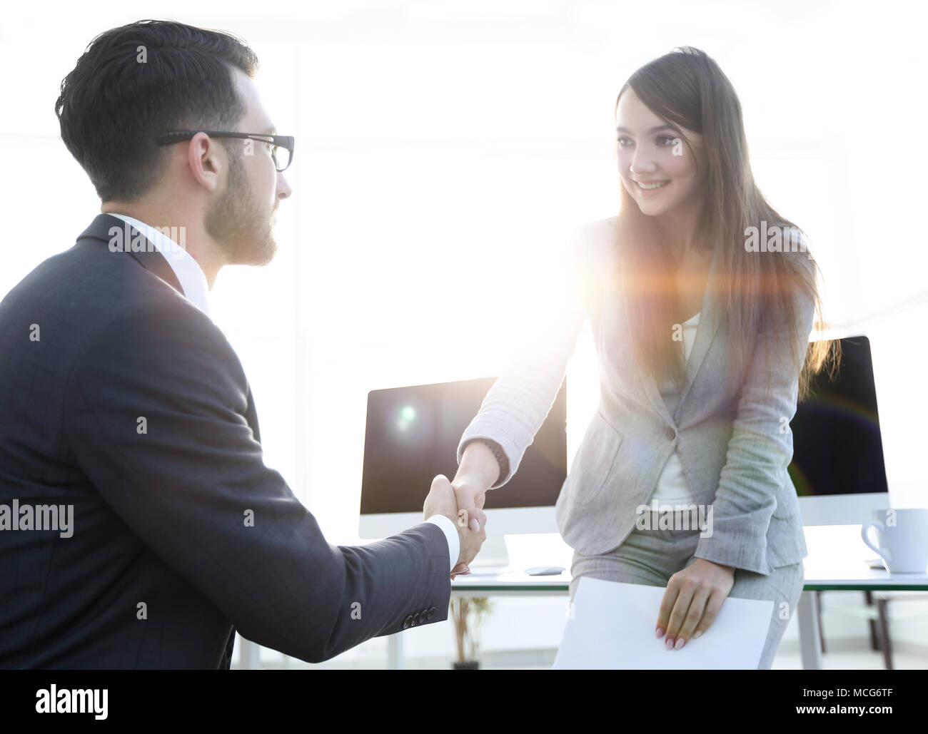 welcome and handshake of business people Stock Photo - Alamy