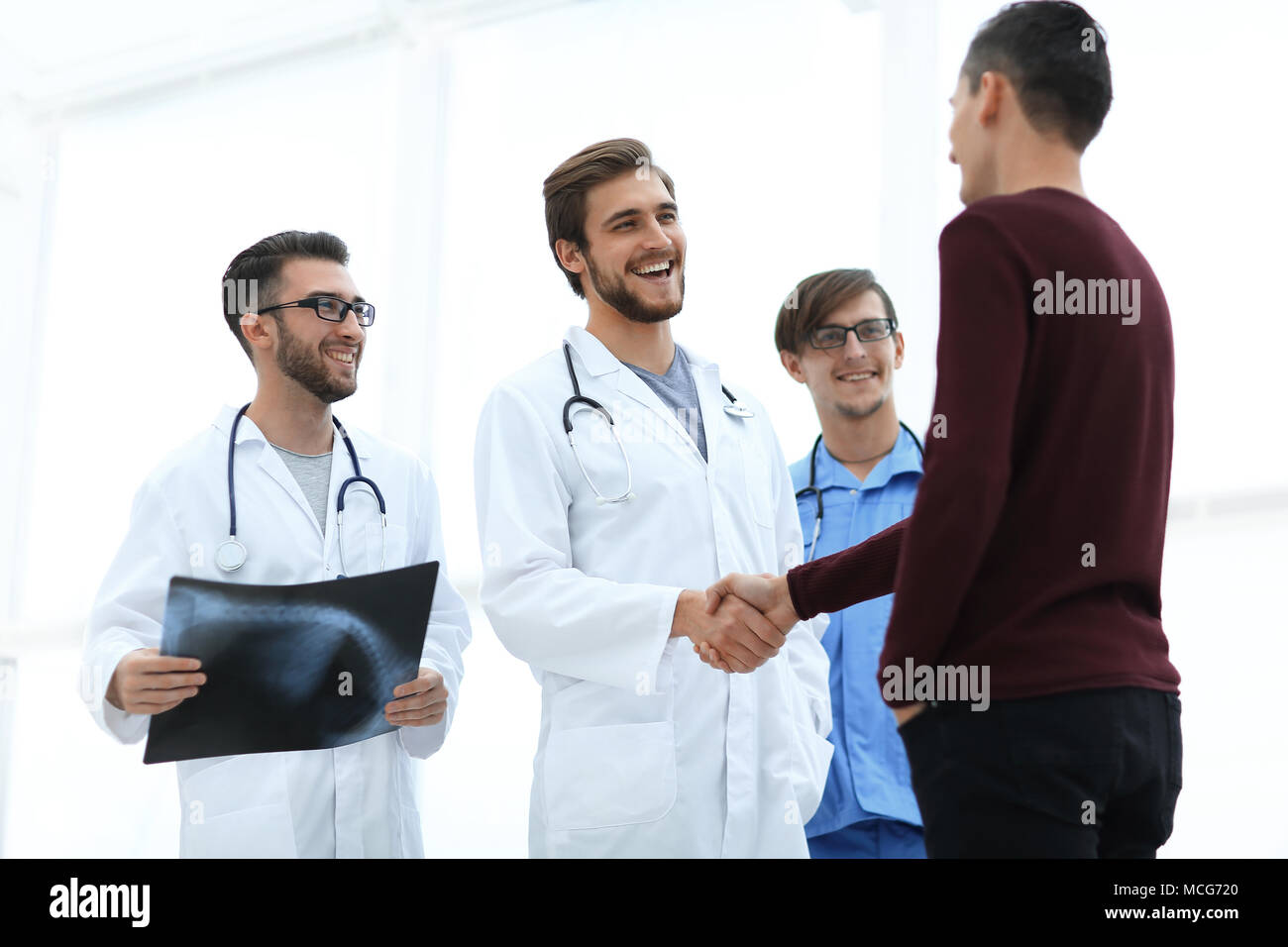 patient shaking hands with doctor Stock Photo - Alamy