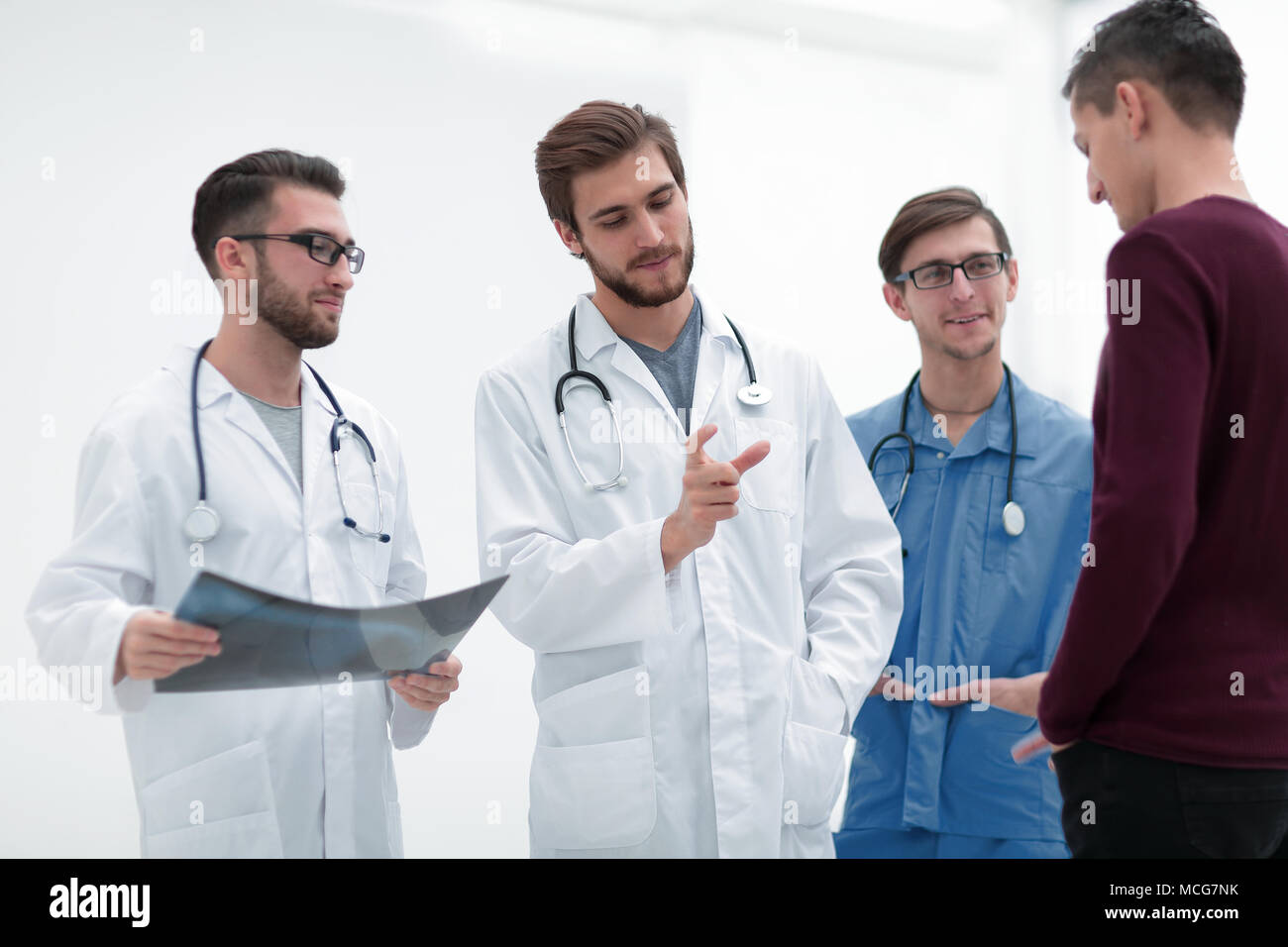 doctor explaining diagnosis to his patient Stock Photo - Alamy