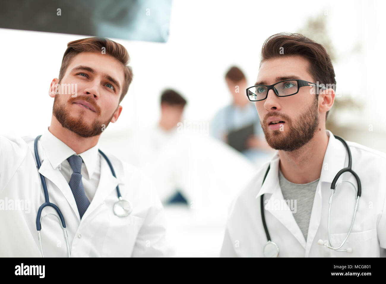two doctors looking at x-ray Stock Photo - Alamy