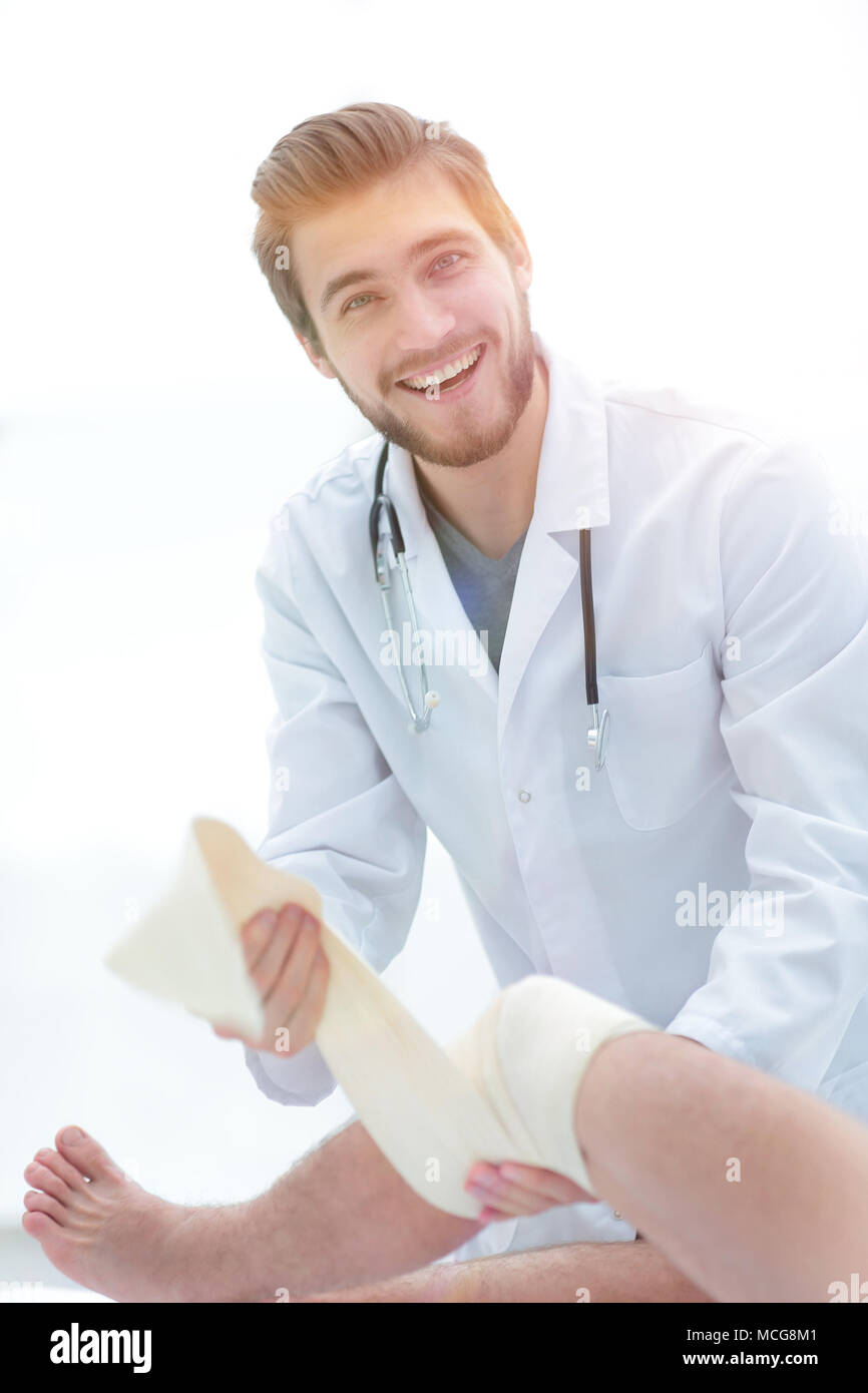 doctor treats the patient's leg Stock Photo - Alamy