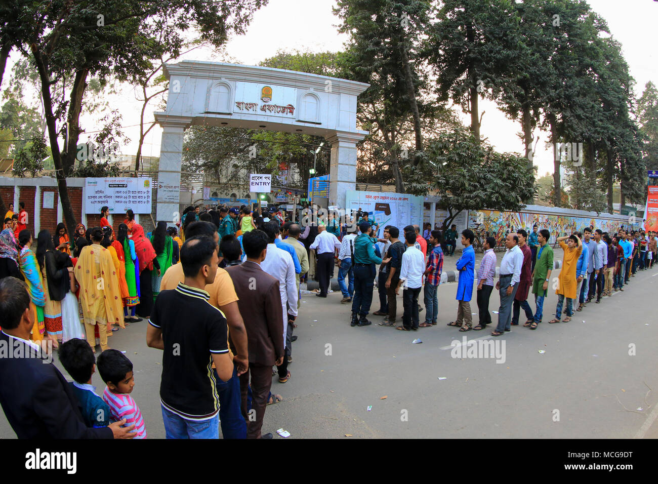 Girls with queues hi-res stock photography and images - Alamy