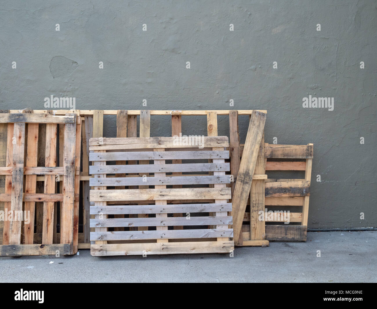 Empty pallets hi-res stock photography and images - Alamy