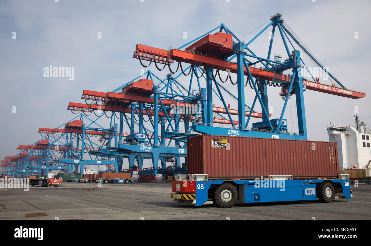 16 April 2018, Germany, Hamburg: Automatic container transporters (AGV ...