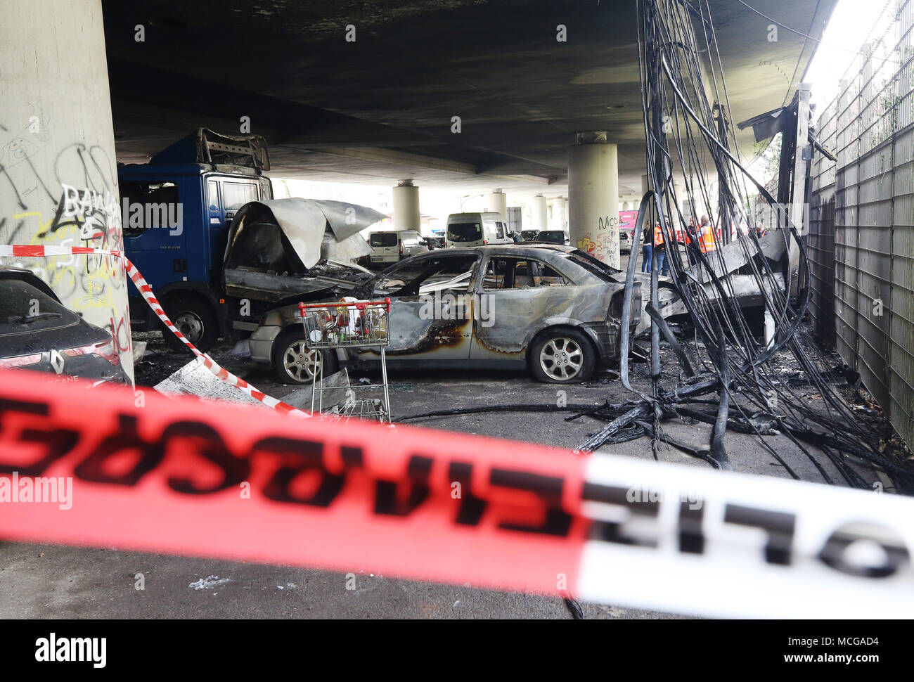 16 April 2018, Germany, Duisburg: Burned-out car wrecks under a bridge ...