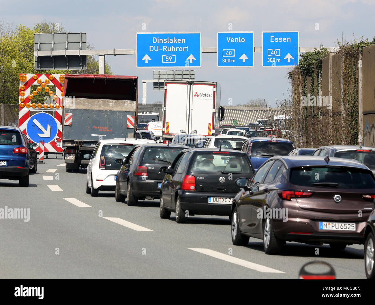 16 April 2018, Germany, Duisburg: Traffic congestion on the Autobahn 59 ...