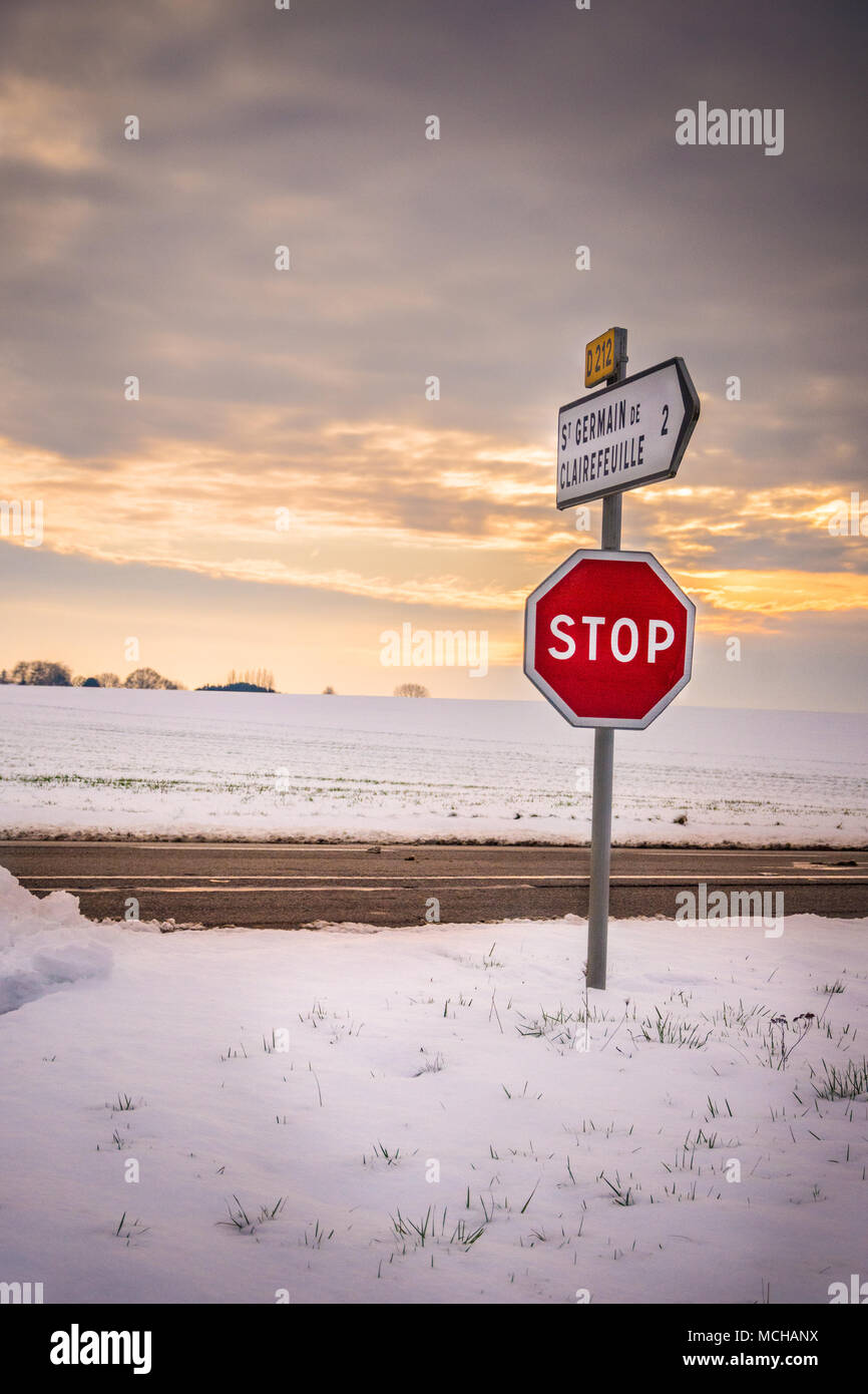 Stop sign in snow hi-res stock photography and images - Alamy
