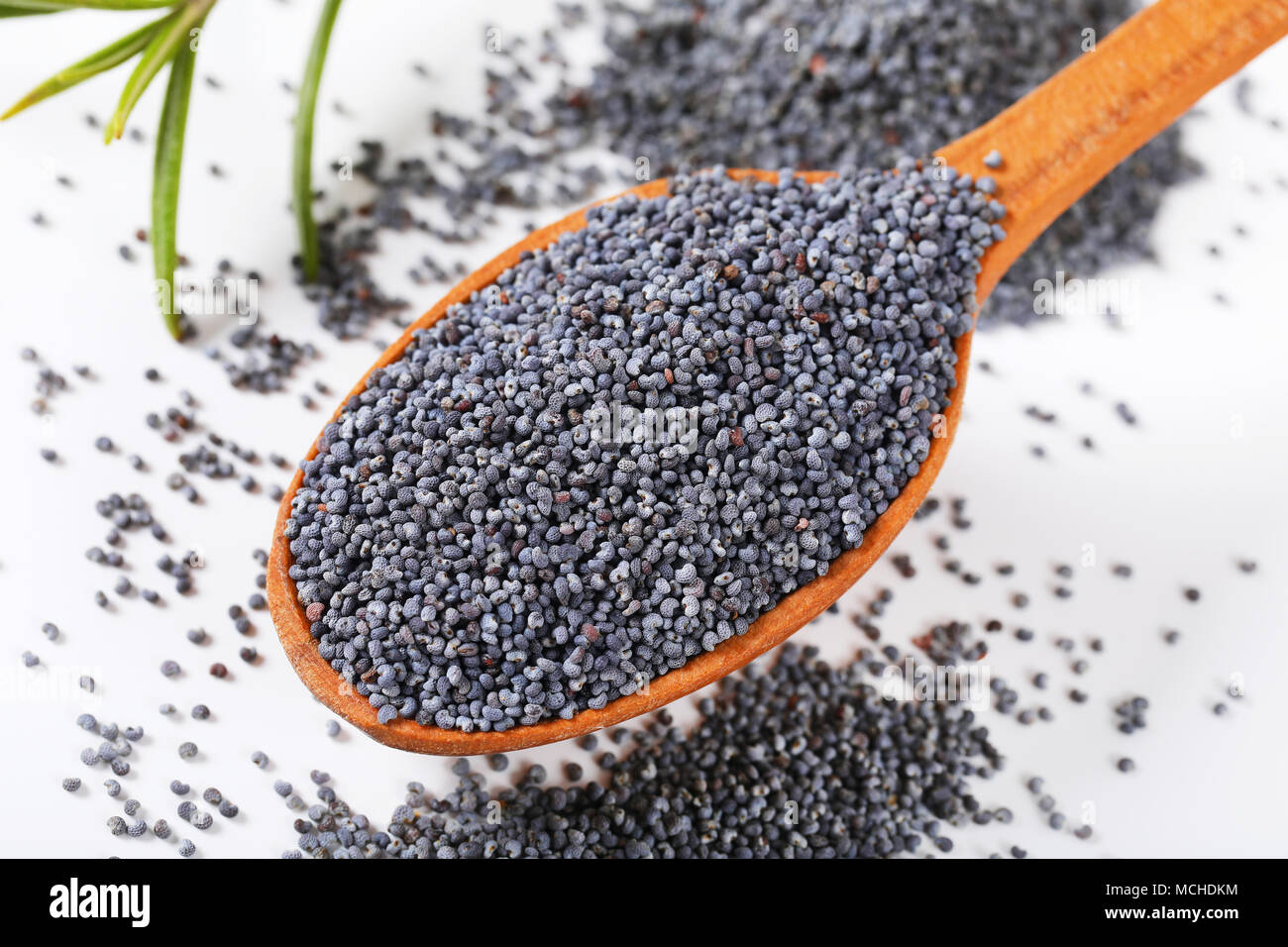spoon of whole poppy seeds - close up Stock Photo - Alamy