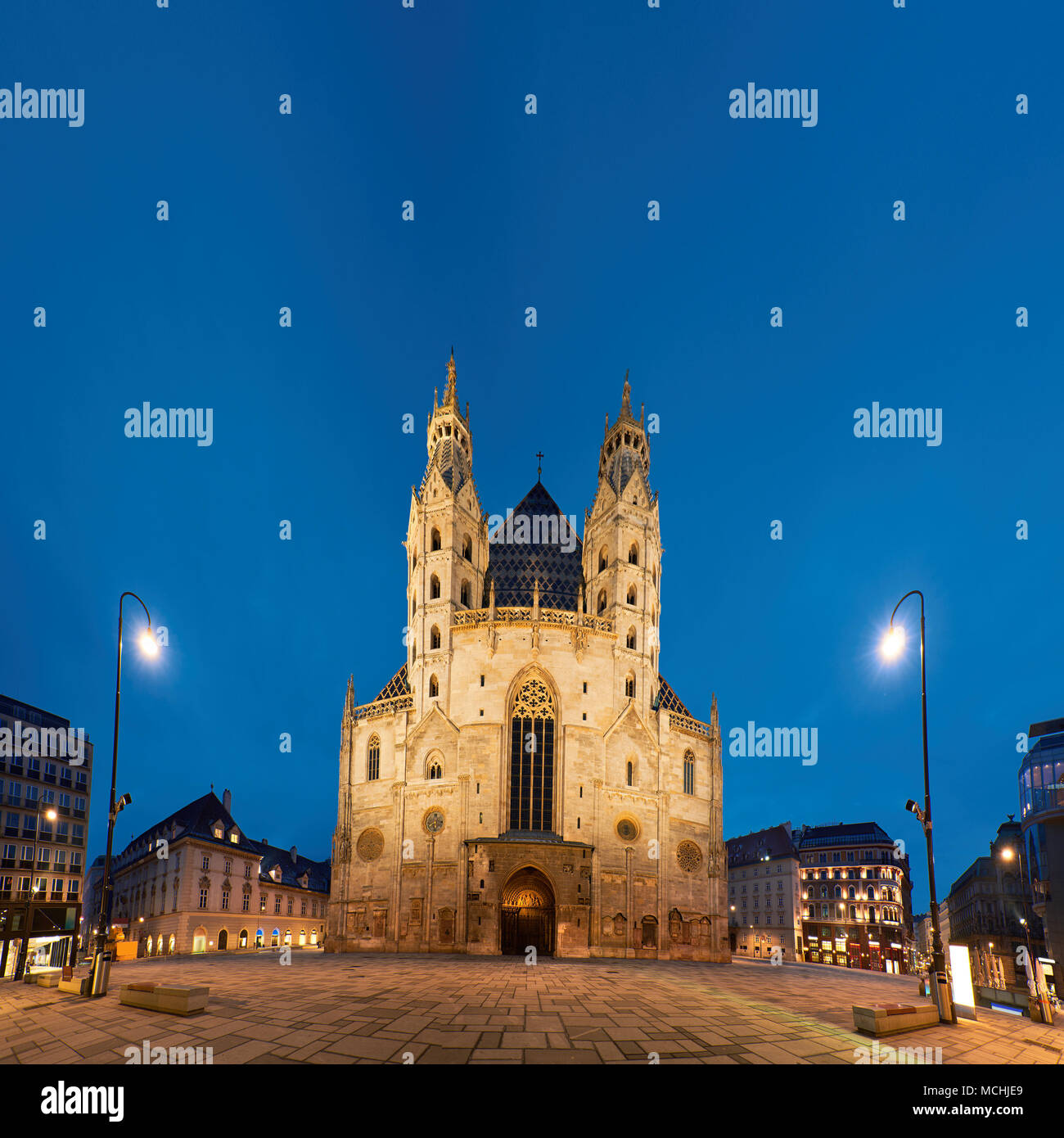 Stephansdom square hi-res stock photography and images - Alamy