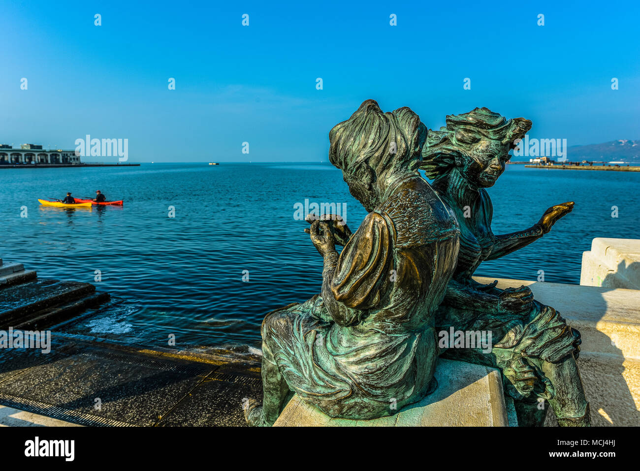 Statua di due donne hi-res stock photography and images - Alamy