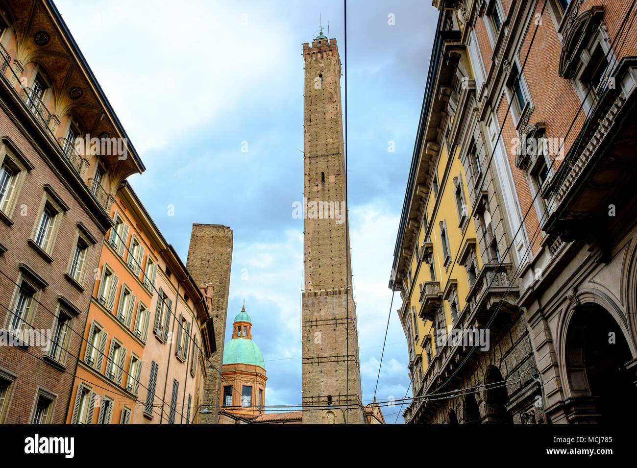 Red torri hi-res stock photography and images - Alamy