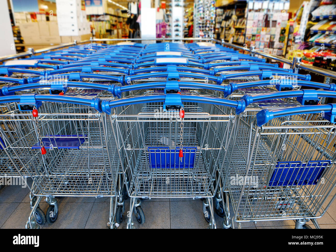 Grocery trolley hi-res stock photography and images - Alamy