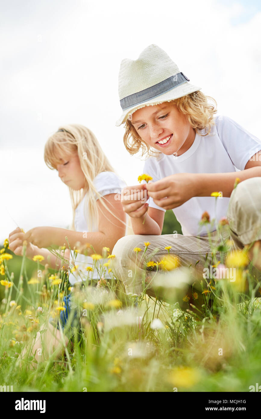 Children with flowers hi-res stock photography and images - Alamy