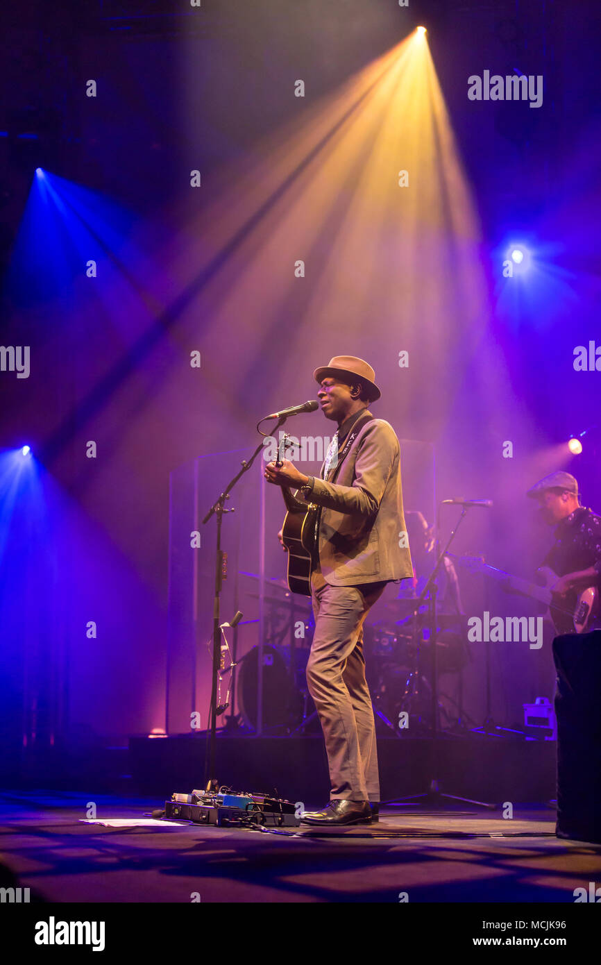 Mo live hi-res stock photography and images - Alamy