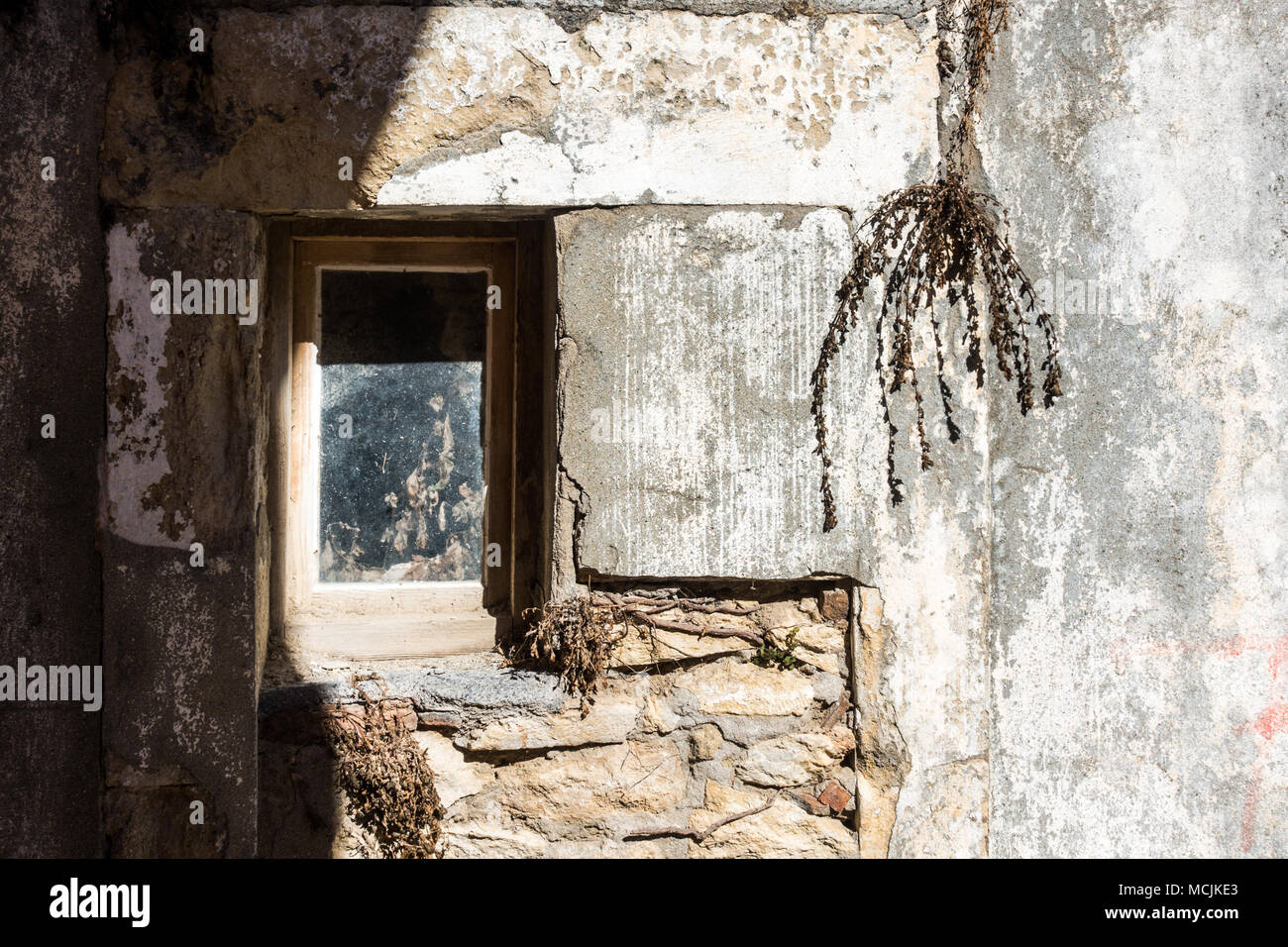 Damaged structure hi-res stock photography and images - Alamy