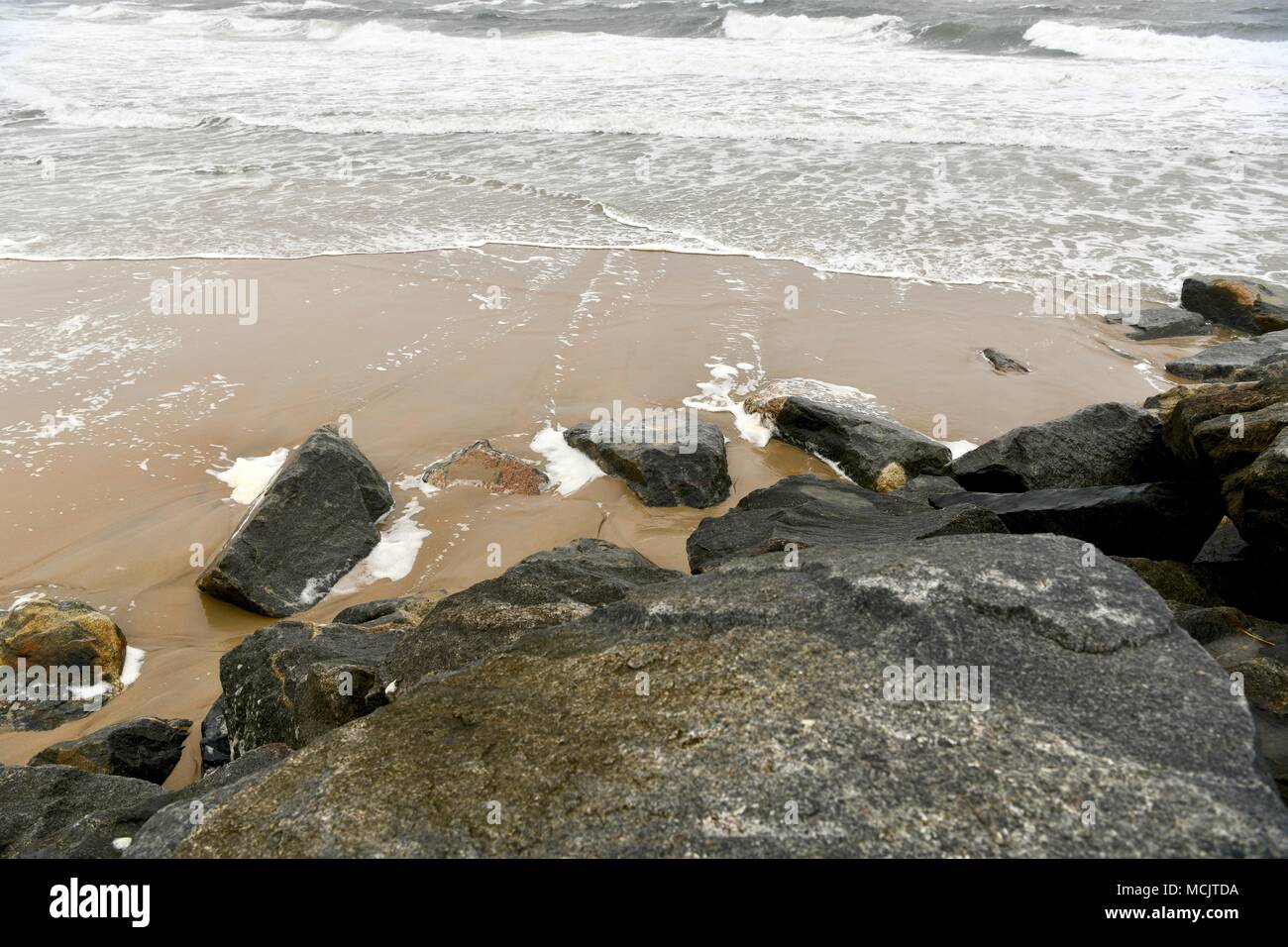 Atlantic waves on rocky shore hi-res stock photography and images - Alamy