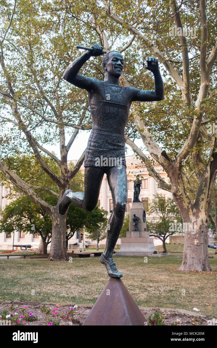 Jesse owens statue hi-res stock photography and images - Alamy