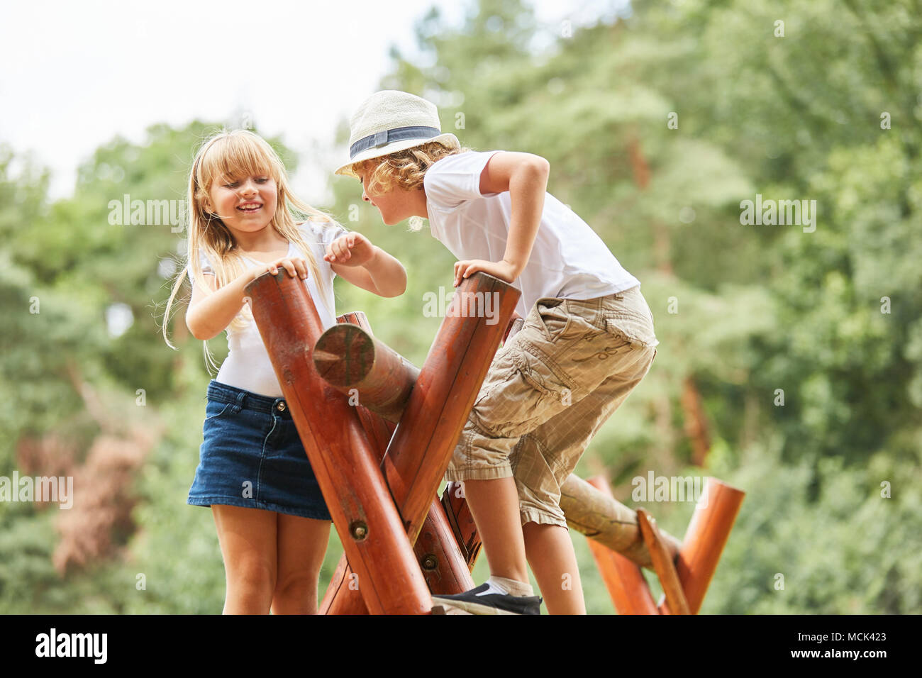 Jungle gym kids hi-res stock photography and images - Alamy