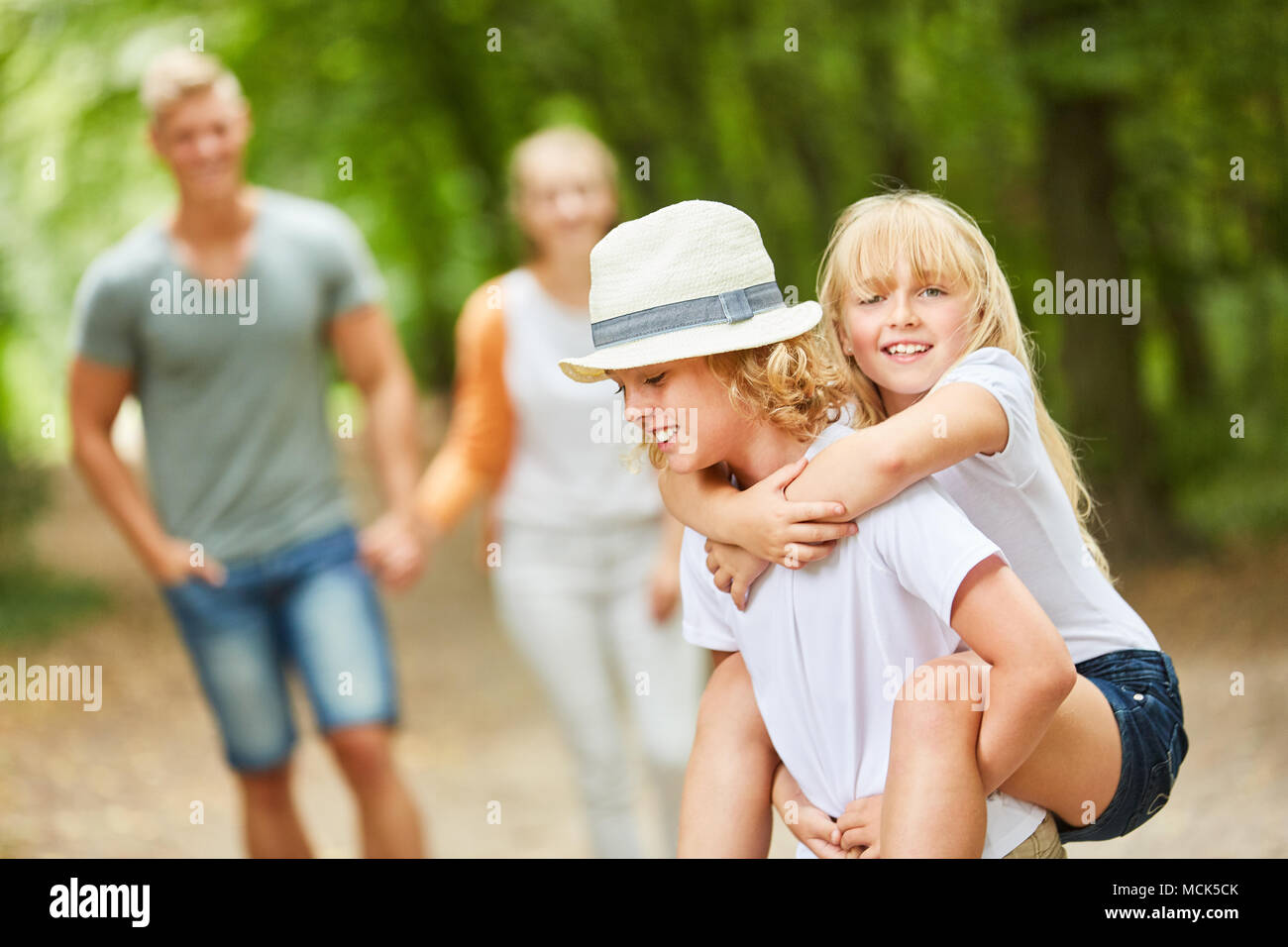 Kids sitting back to back hi-res stock photography and images - Alamy