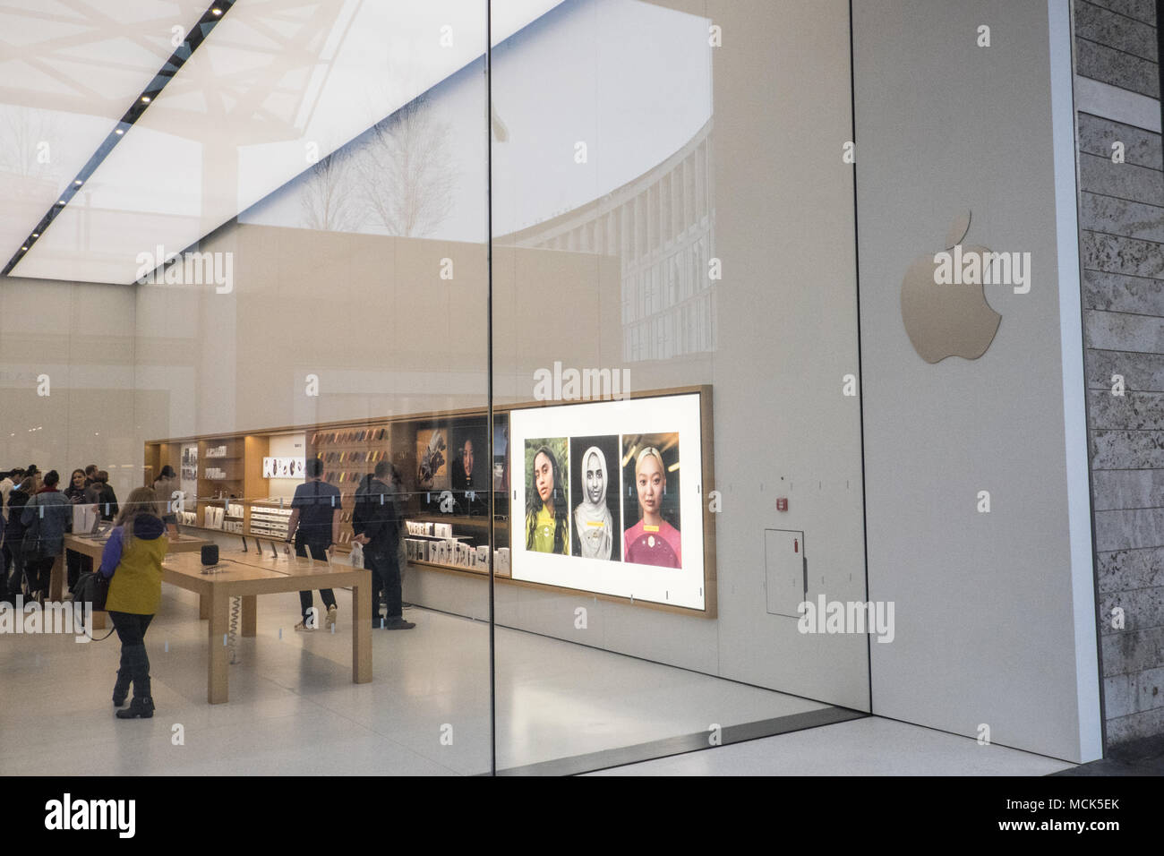 Apple computer store shop hi-res stock photography and images - Alamy