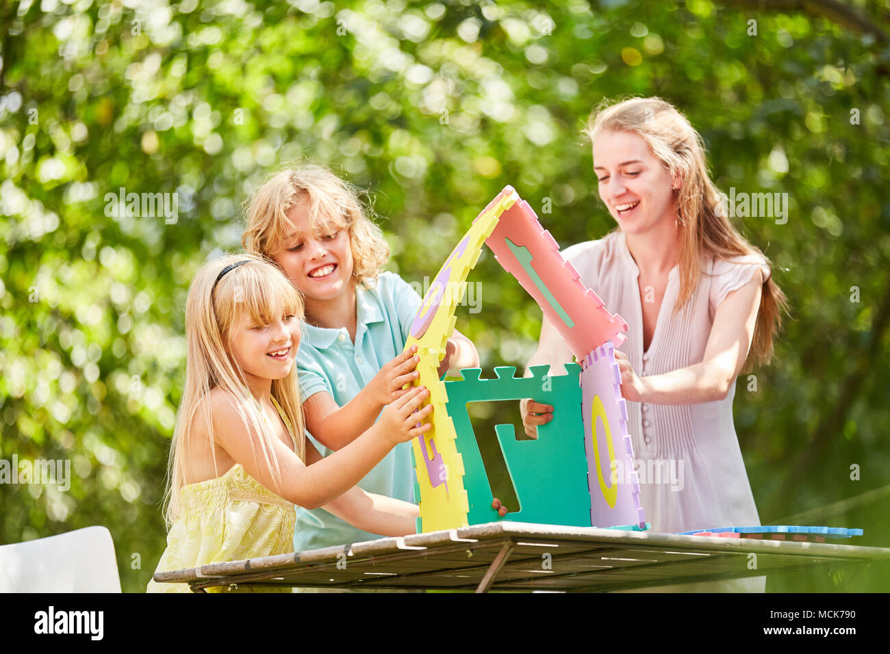 Teamwork puzzle hi-res stock photography and images - Alamy