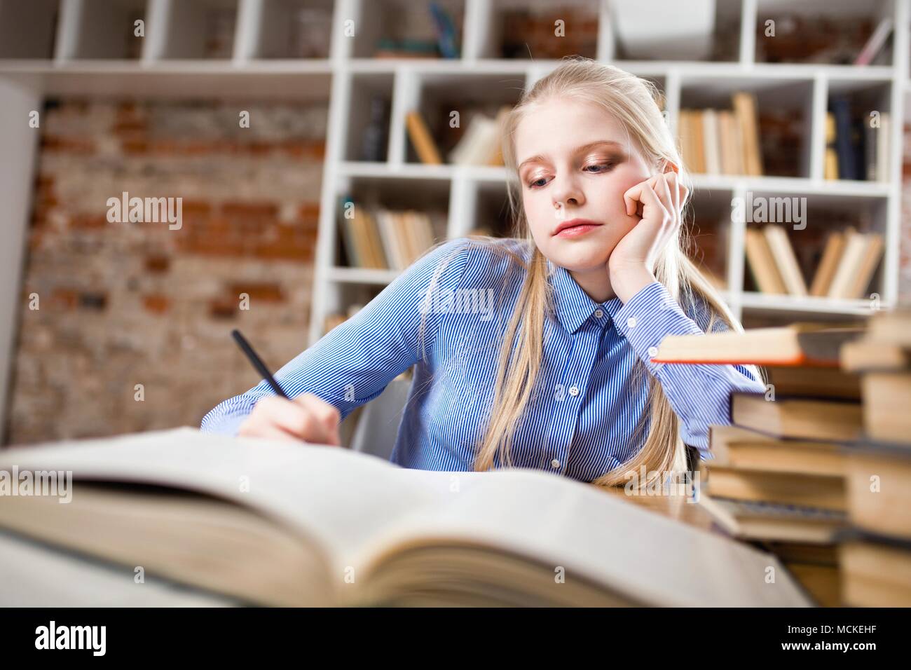 Teenage girl in a library Stock Photo - Alamy