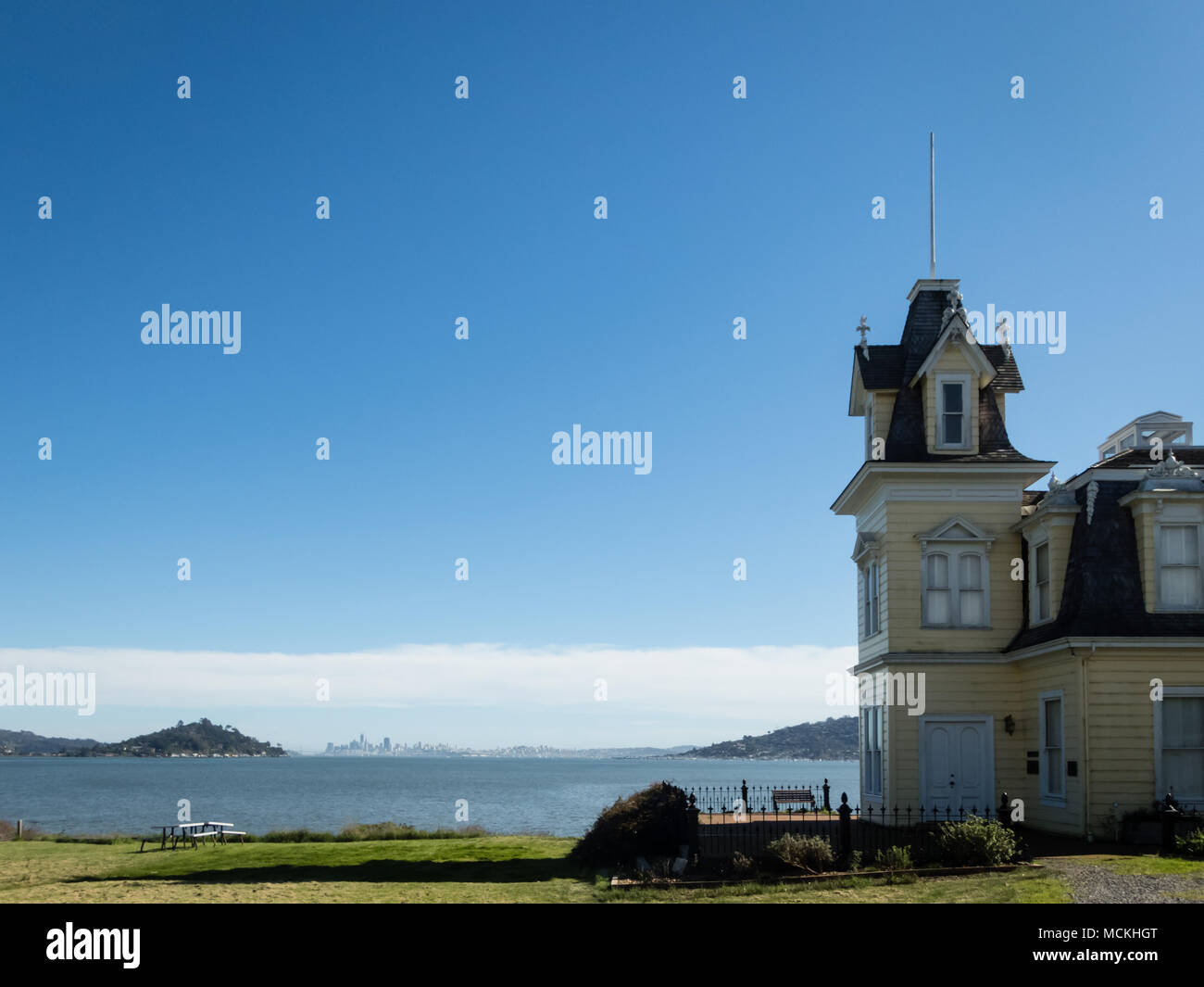 White victorian house hi-res stock photography and images - Alamy