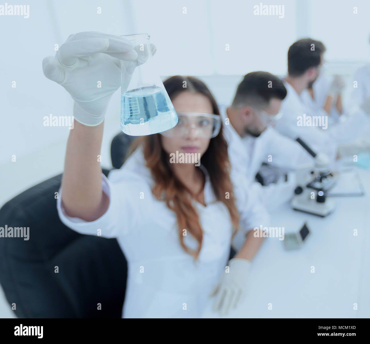 Science lab beaker filling hi-res stock photography and images - Alamy