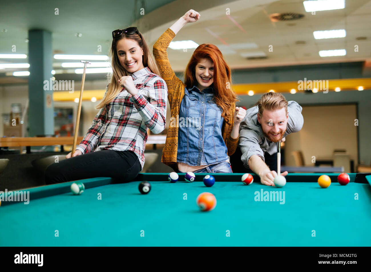 Female playing pool hi-res stock photography and images - Alamy