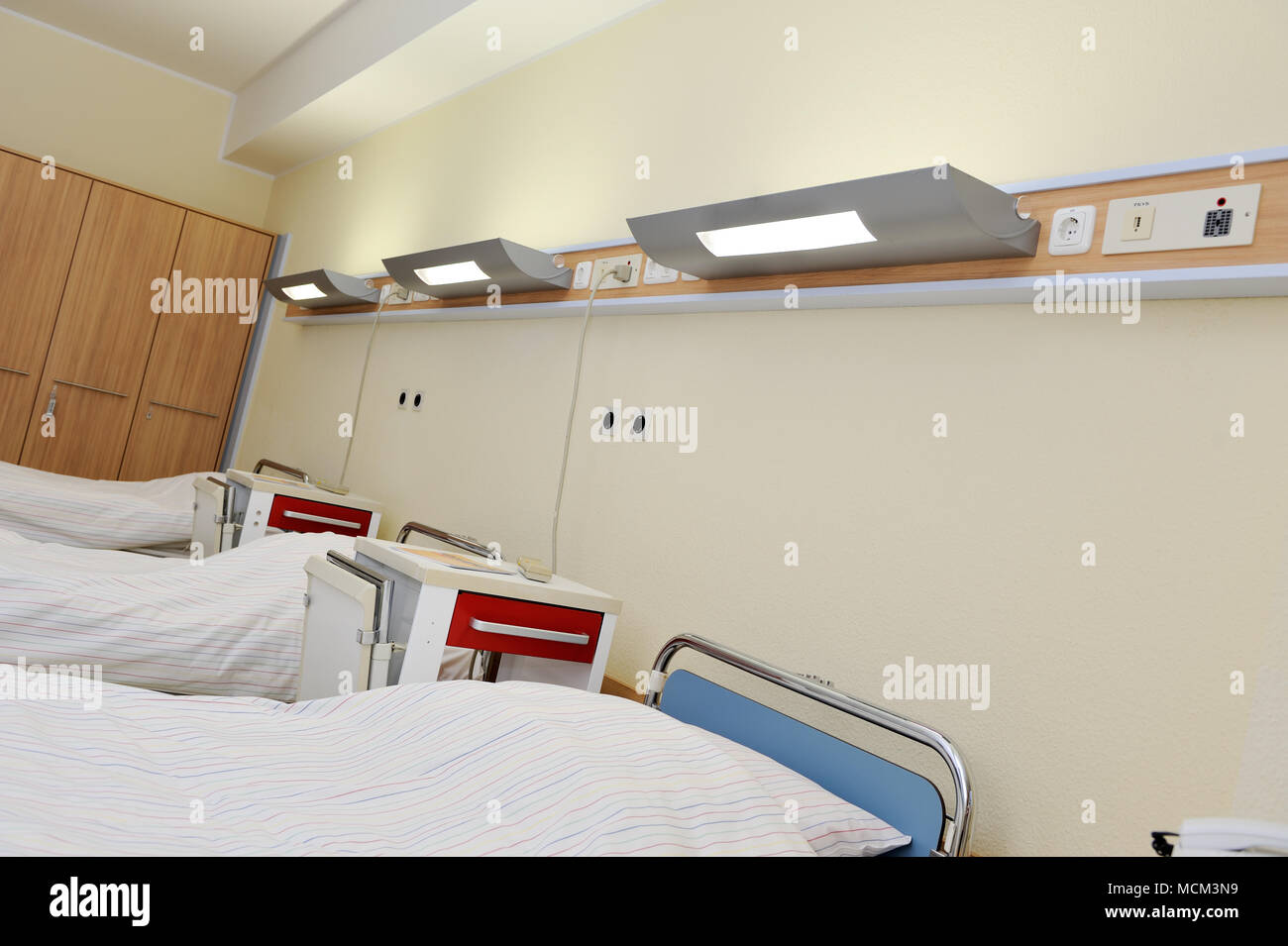 Hospital beds hi-res stock photography and images - Alamy