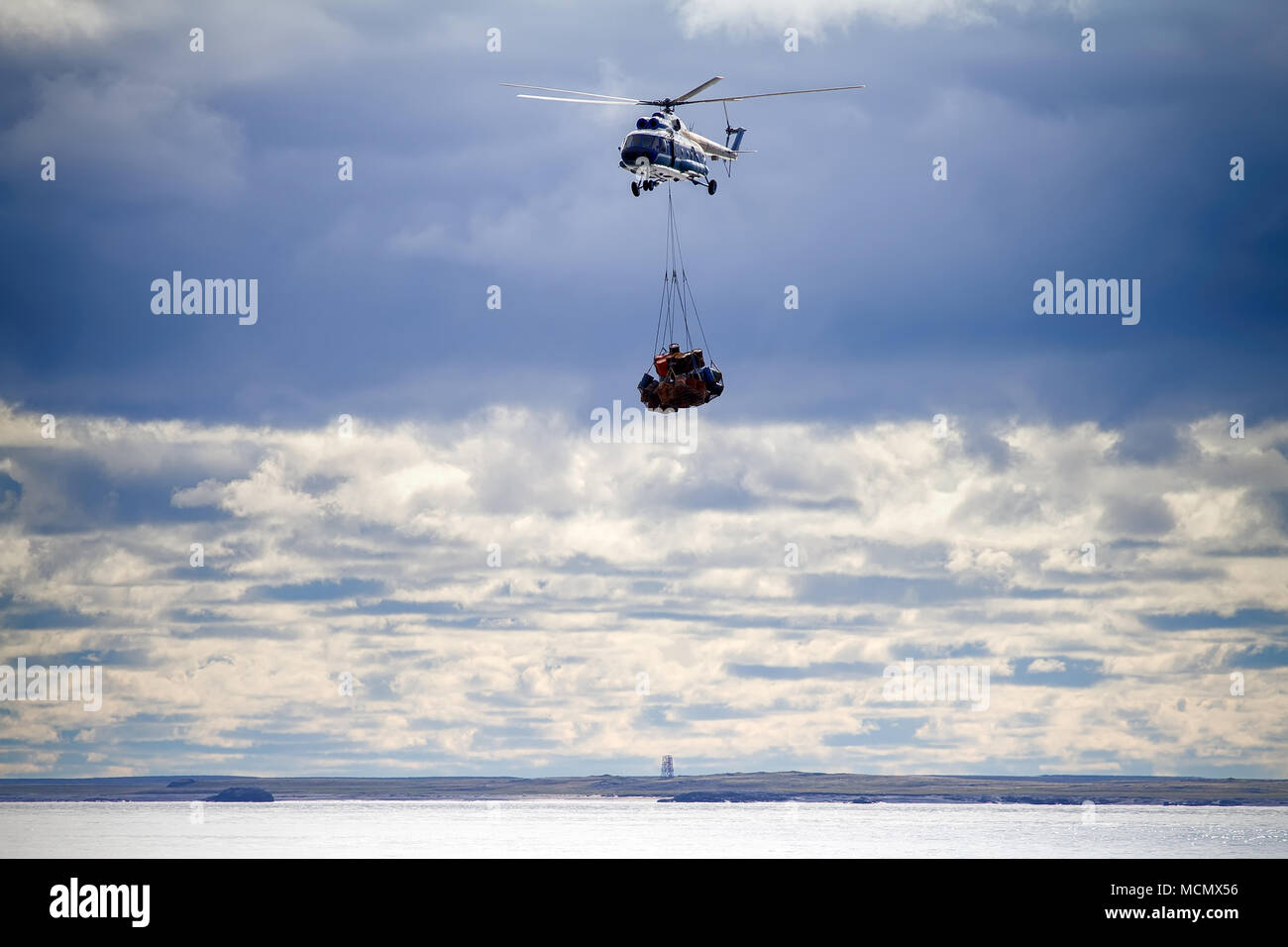 Helicopter transportorul on suspension drums, sling load operation ...