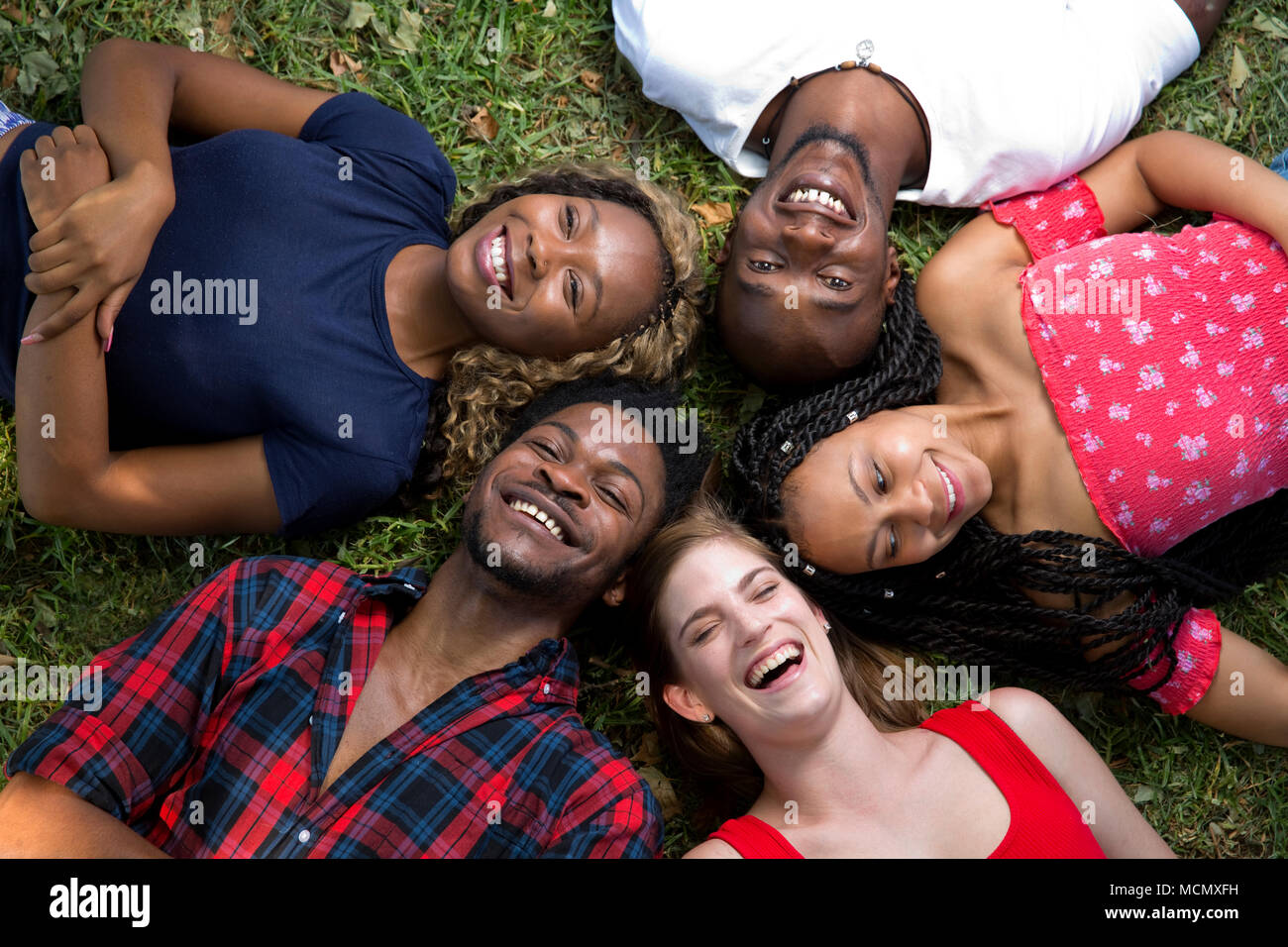 Women friends laughing outside hi-res stock photography and images - Alamy