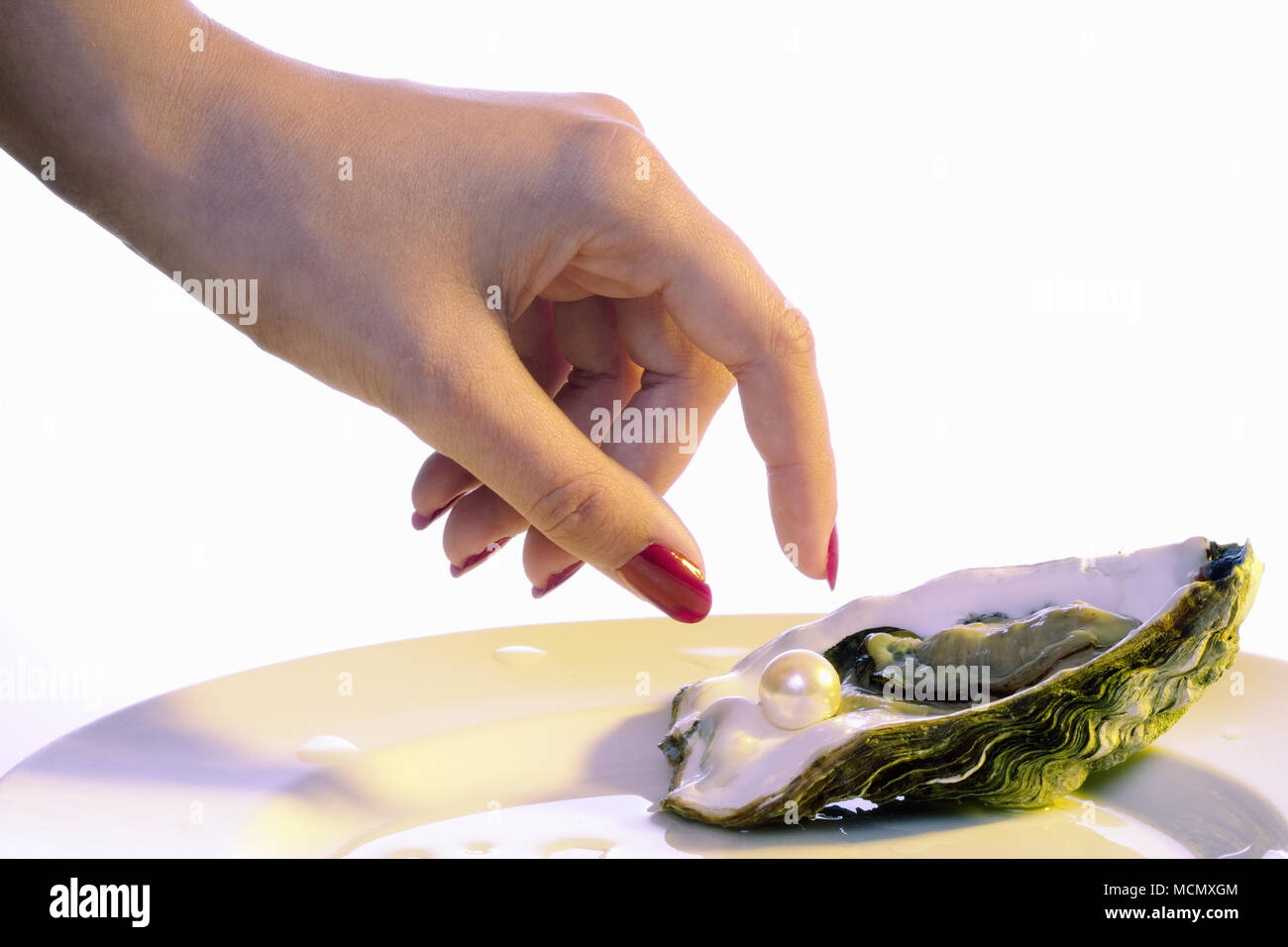 Pearl oyster hand hi-res stock photography and images - Alamy