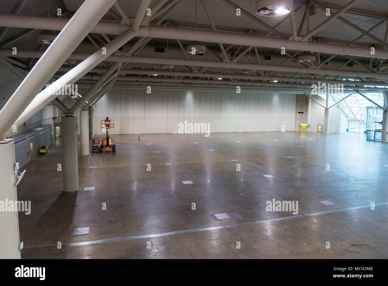 Empty exhibition hall hi-res stock photography and images - Alamy