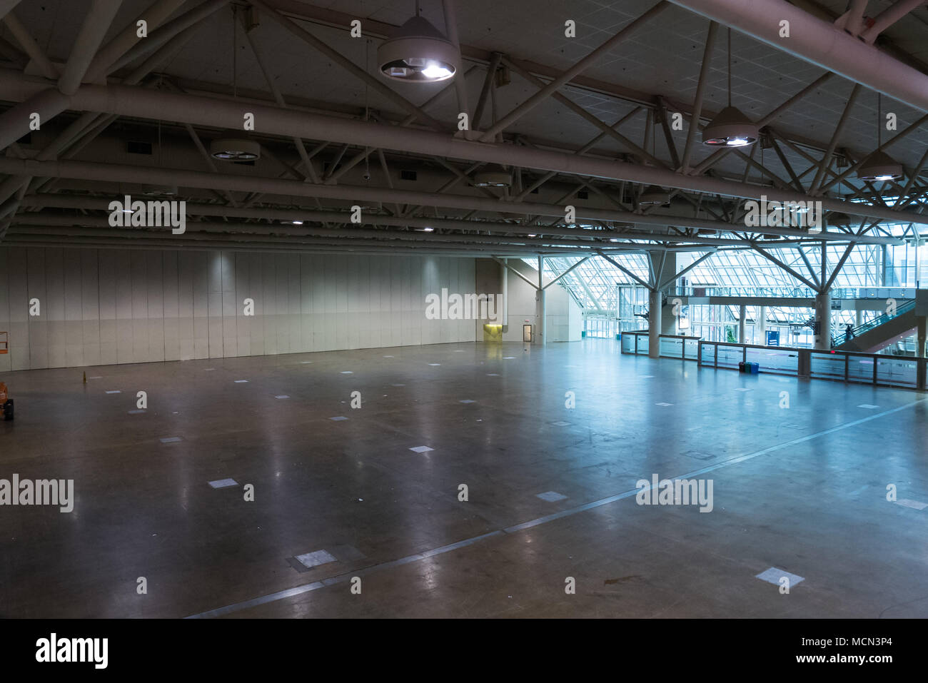 Empty exhibition hall hi-res stock photography and images - Alamy