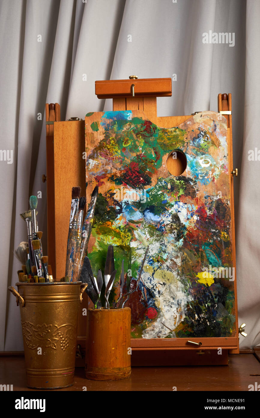 Artist desk hi-res stock photography and images - Alamy