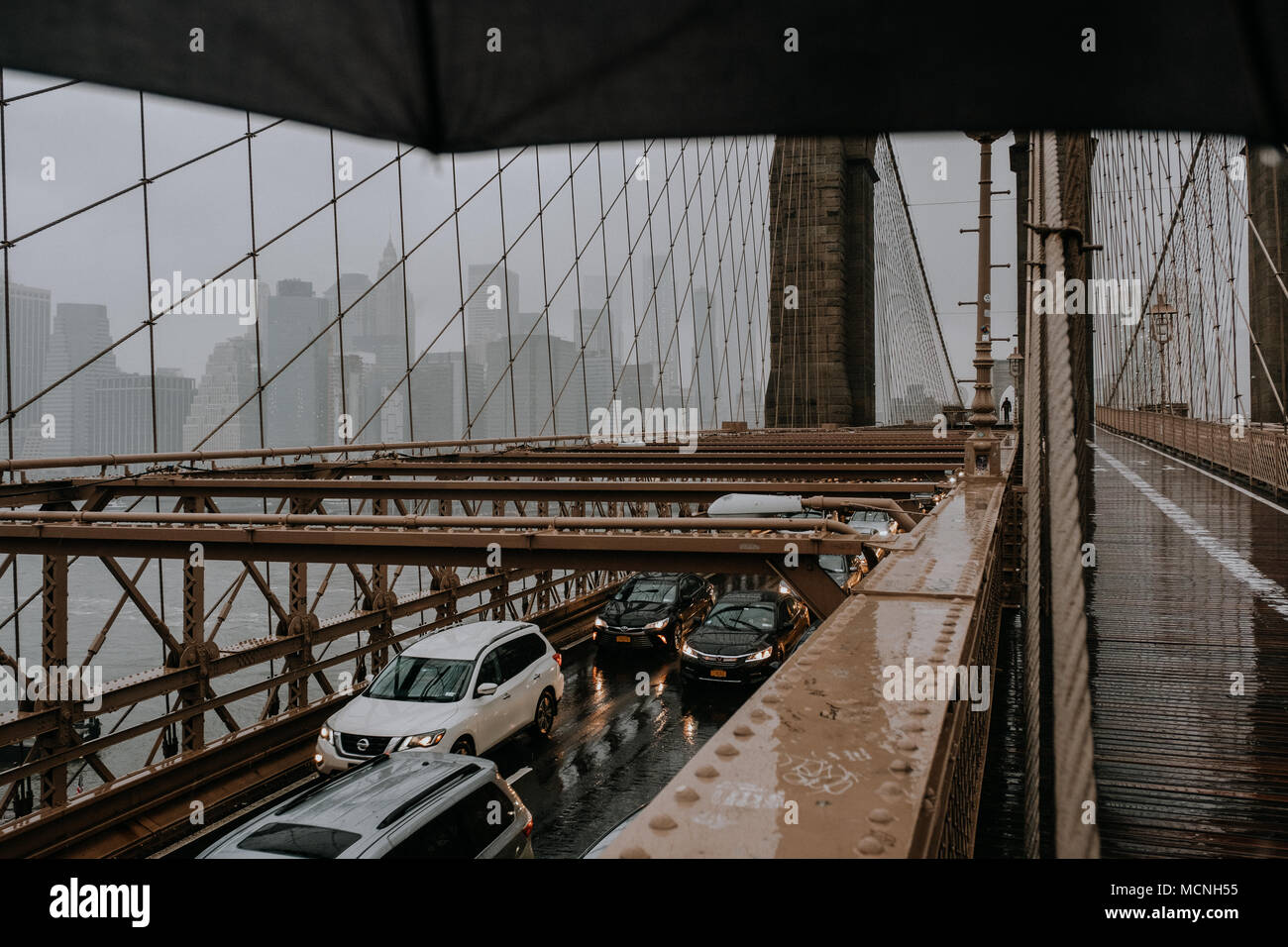 Rainy day brooklyn bridge hi-res stock photography and images - Alamy
