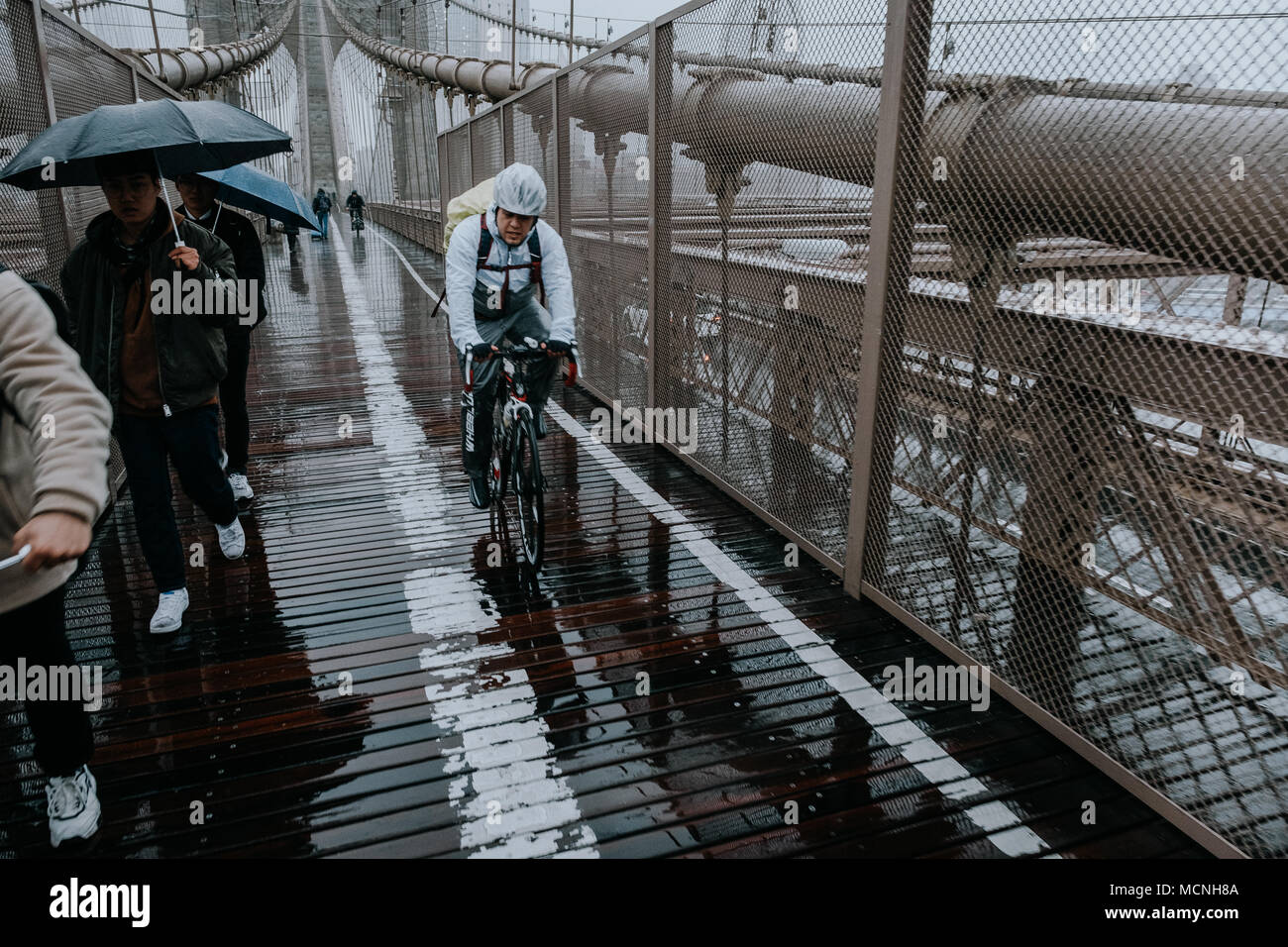 Rainy day brooklyn bridge hi-res stock photography and images - Alamy
