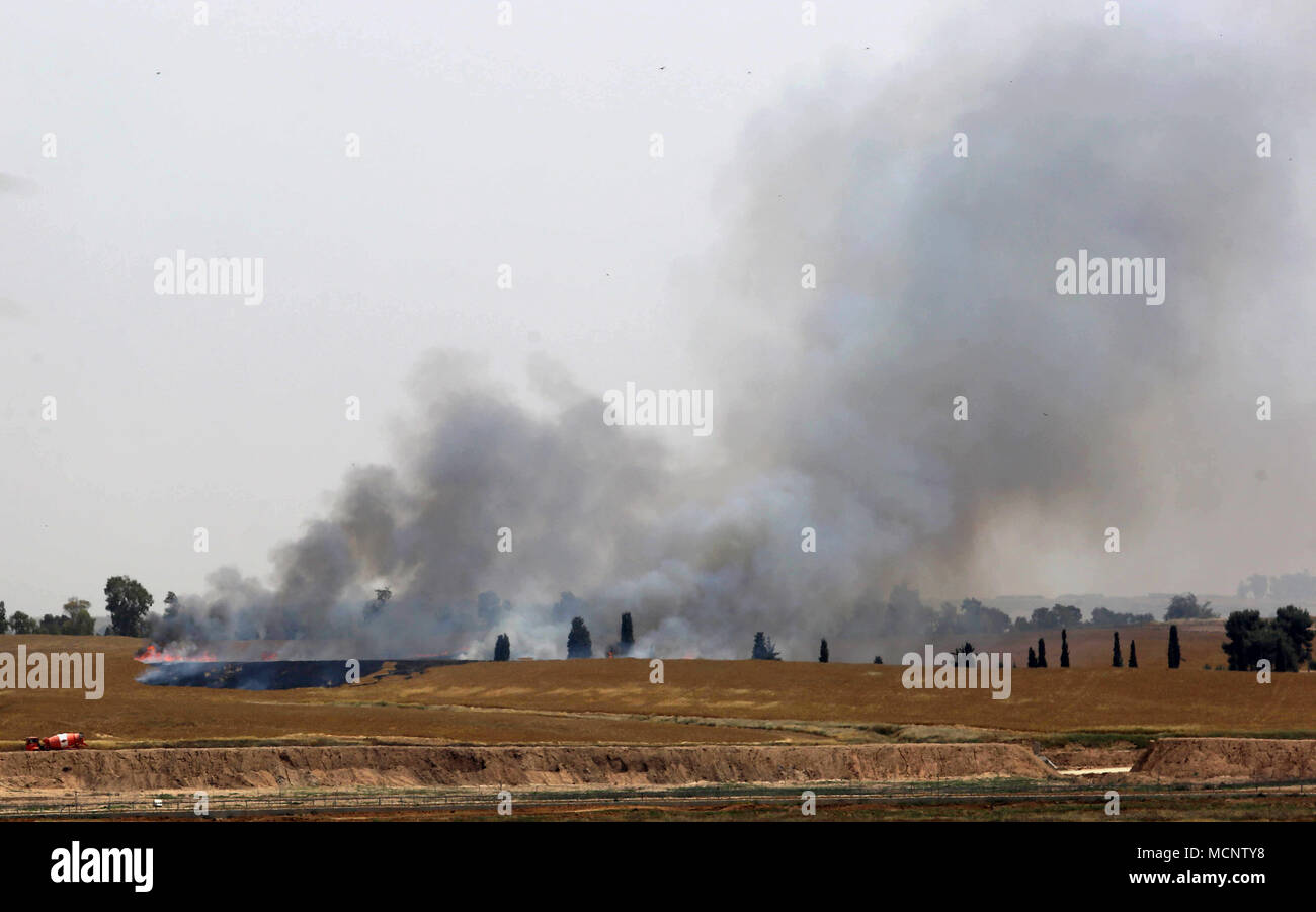 Gaza City, Gaza Strip, Palestinian Territory. 17th Apr, 2018. Smoke and ...