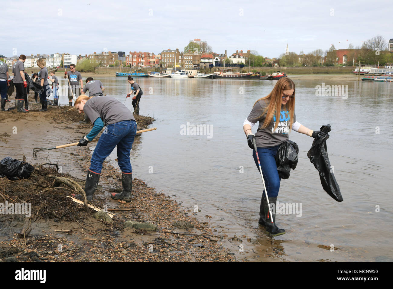 Thames clean up volunteers hi-res stock photography and images - Alamy