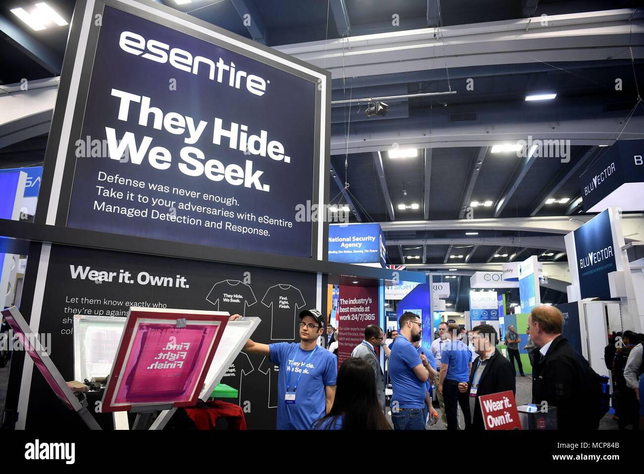 (180418) -- SAN FRANCISCO, April 18, 2018 (Xinhua) -- People visit the ...