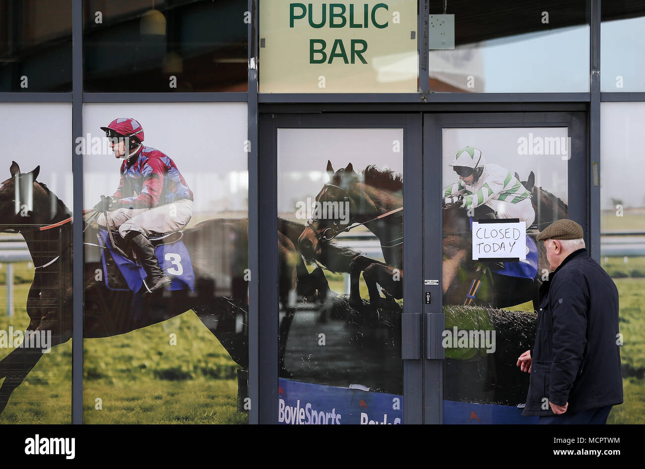 Closed today sign hi-res stock photography and images - Alamy
