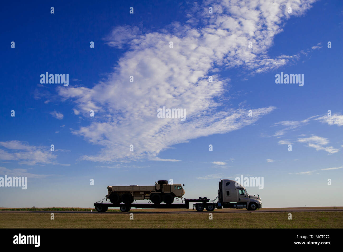 Side tip truck hi-res stock photography and images - Alamy